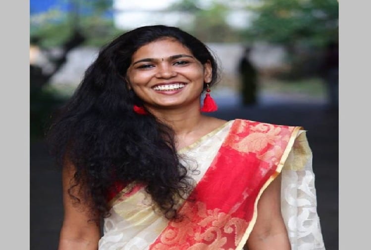 विवादित सामाजिक कार्यकर्ता रेहाना ने टॉपलेस होकर अपने बच्चों से बनवाई ...