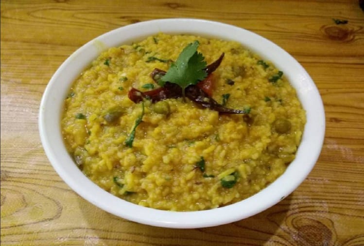 Try Easy Homemade Kathiyawadi Khichdi Recipe At Home Know Full Recipe ...