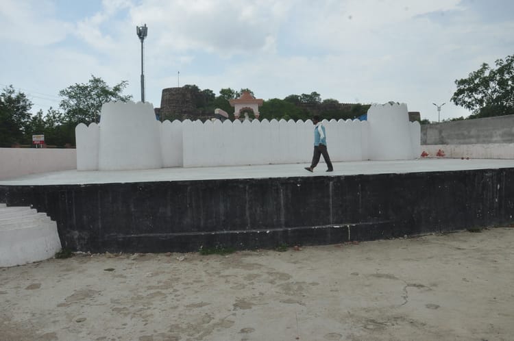 Muktakashi Stage Twincle White Color - Jhansi News - दूधिया रोशनी से ...