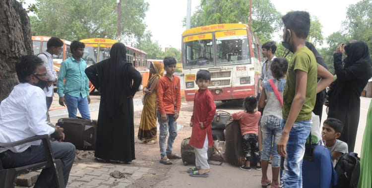 Passengers Wandering Due To Roadways Buses Not Running - Banda News ...