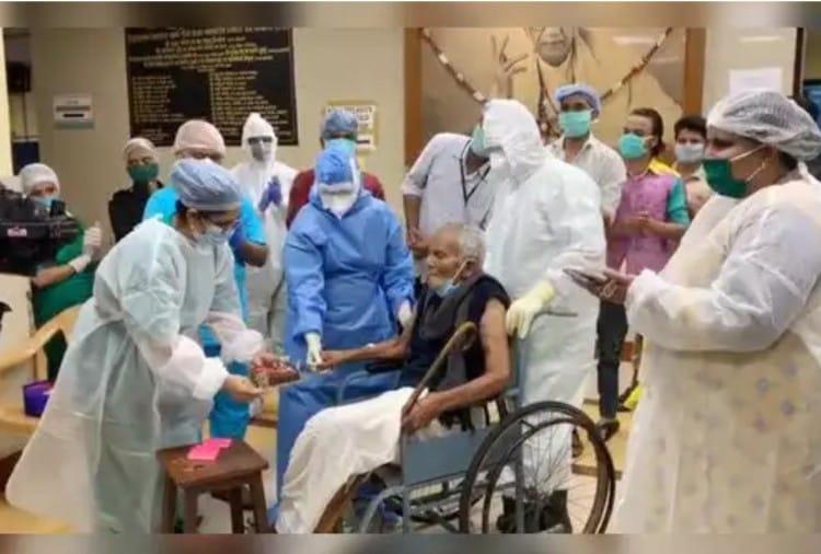 101 वर्षीय बुजुर्ग ने कोरोना को दी मात, अस्पताल के कर्मचारियों ने केक ...