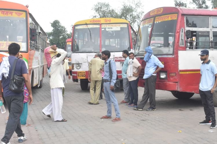 Lucknow News : Electric Wire Fell On Roadways Bus, Passengers Jumped From Window, Accident ...