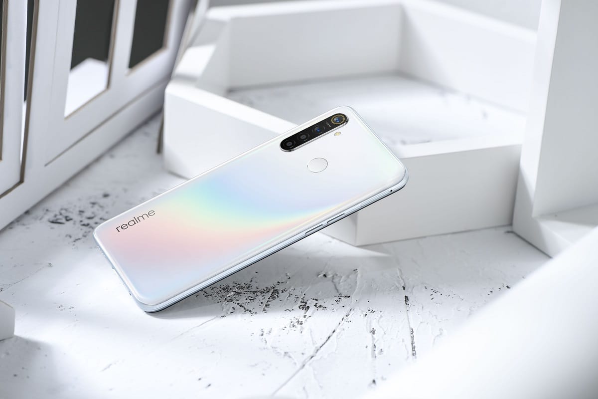 Realme Introduces Three New Colour Variants Chroma White For Realme 5 ...