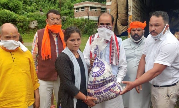 सांसद टम्टा ने आपदा पीड़ितों को बांटी राहत सामग्री - Mp Ajay Tamta In ...