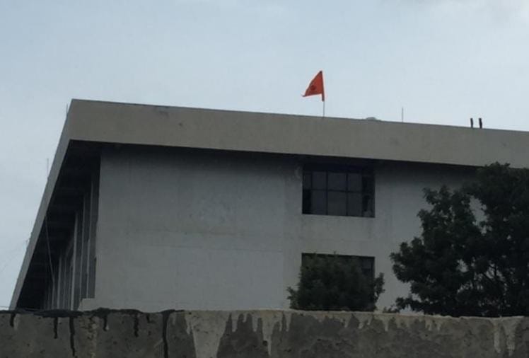 निंदनीय:पंजाब के मोगा में तिरंगा उतारकर डीसी दफ्तर पर आपत्तिजनक झंडा ...