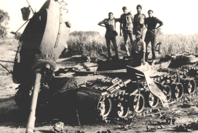 1965 युद्ध:अब्दुल हमीद ने एक 'जीप' से उड़ा दिए थे पाकिस्तान के 7 टैंक ...