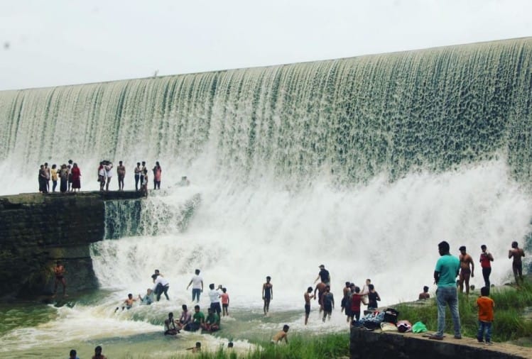 Prayagraj News:पिकनिक मनाने रीवा गए पांच युवक झरने में डूबे, शव निकालने ...