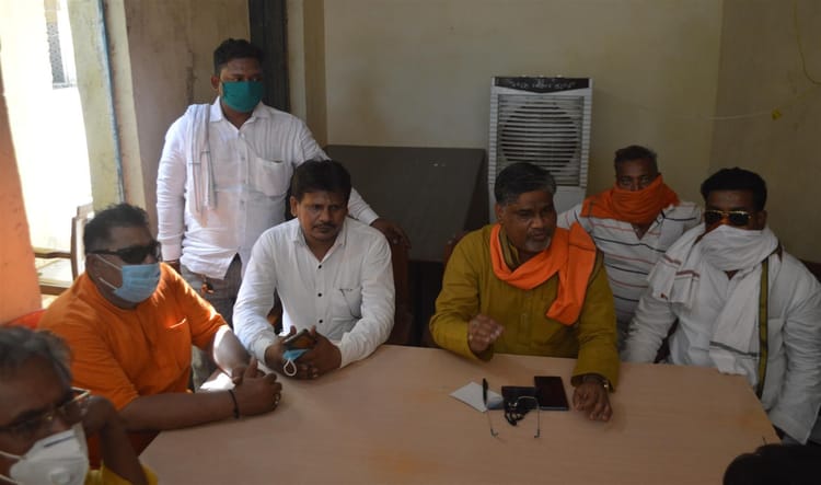 Valmiki Samaj Officers Meet With Rape Victim Family - Hathras News ...