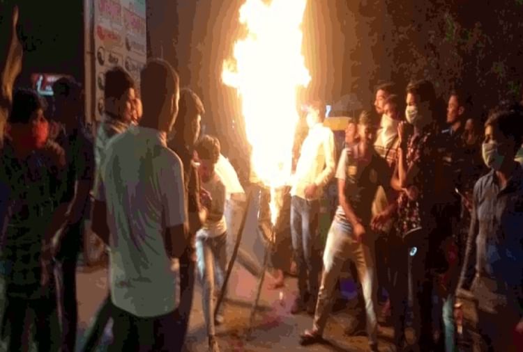 Effigy Of Hathras Mp - Aligarh News - अलीगढ़ में भी सवर्ण लामबंद, हाथरस ...
