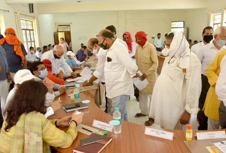 साहब! कोटेदार करता है ‘गंदी बात’ - Sampoorn Samadhan Divas In Varanasi ...