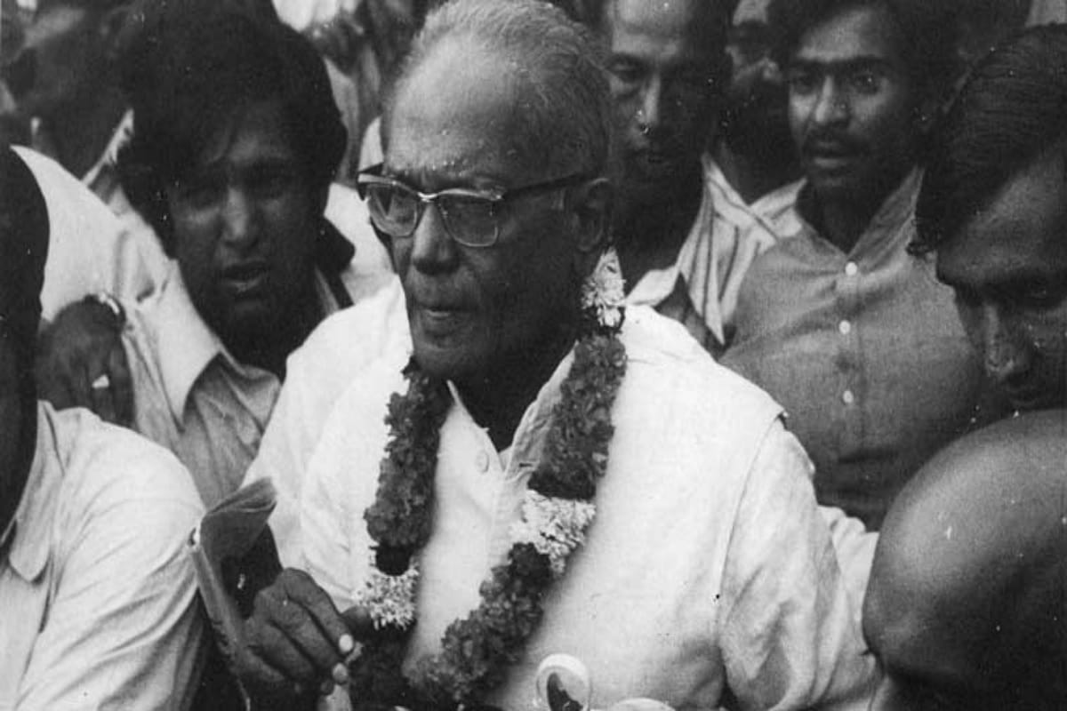 जयंती विशेष :जेपी आंदोलन से घबरा गई थीं 'आयरन लेडी' - Jayaprakash ...