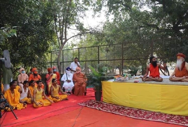 हाथी पर योगा अभ्यास करते समय गिरे योग गुरु रामदेव, वीडियो वायरल - Baba ...
