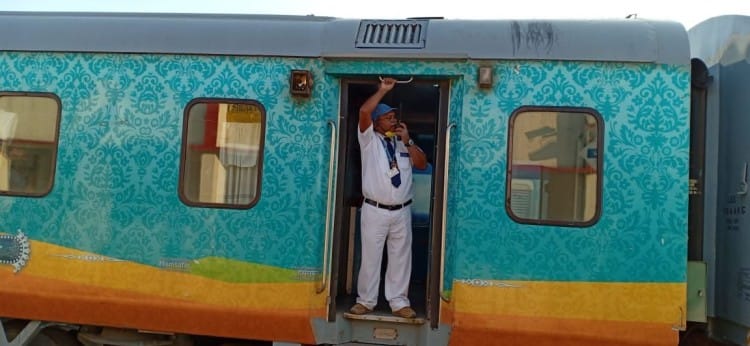 54 Passengers Leave From Ramnagar To Bandra - Nainital News - रामनगर से ...