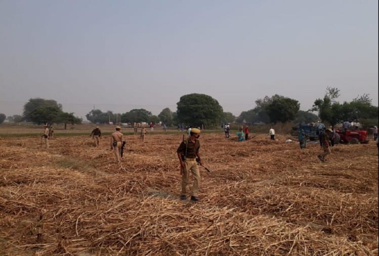 हाथरस कांड:संगीनों के साये में बिटिया के परिजनों ने खेत पर शुरू किया ...