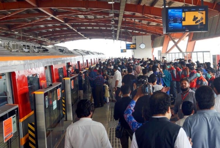 Lahore Metro:पाकिस्तान में चीन की मदद से चली पहली मेट्रो ट्रेन, देखिए ...