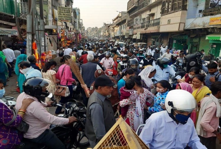 Huge Croud In Market Of Mathura For Diwali Festival - Amar Ujala Hindi ...