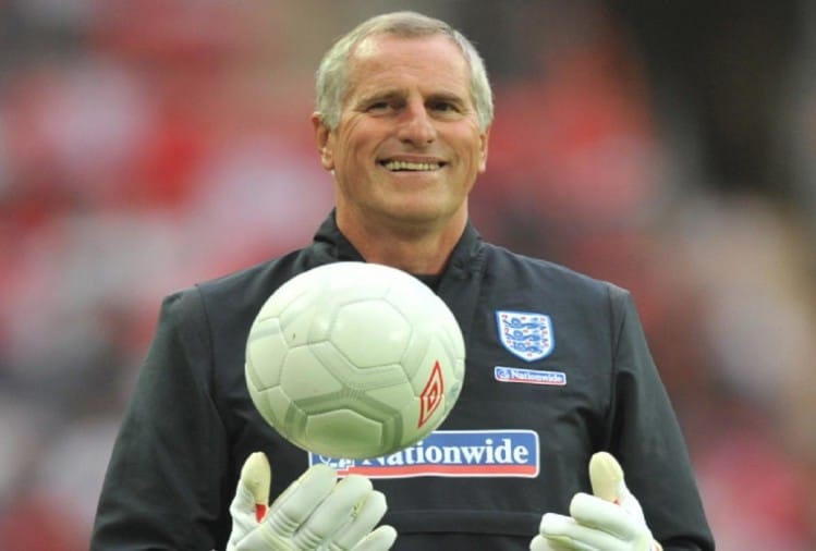 लीवरपूल के पूर्व दिग्गज गोलकीपर और इंग्लैंड के दिग्गज फुटबॉलर क्लेमेंस ...