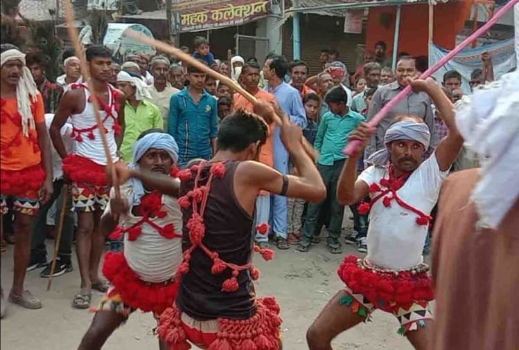 बुन्देलखण्ड के लट्ठमार दिवारी नृत्य ने सबको लुभाया, सैकड़ों साल पुरानी ...