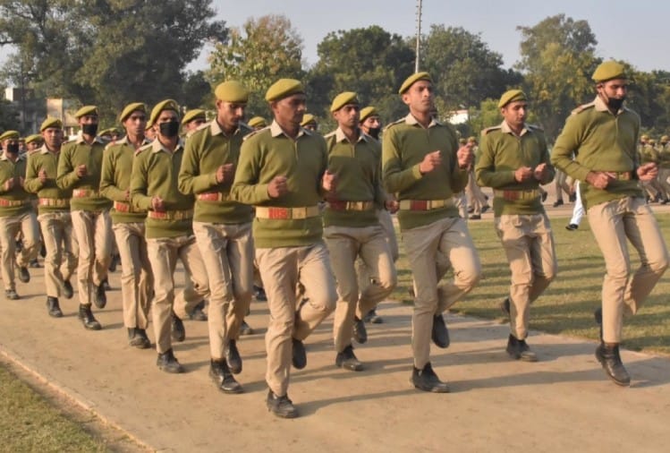 Up Police Training:आज भी अंग्रेजी राज की तर्ज पर हो रही परेड, एक साल से ...