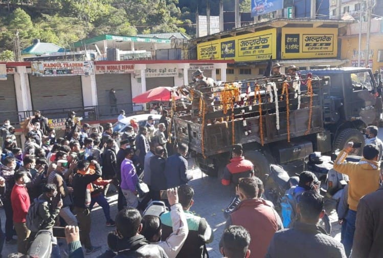 Hundreds Bid Adieu To Martyr Anchit Sharma - Amar Ujala Hindi News Live ...