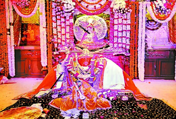 Playback Singer Sadhana Pays Homage To Swami Haridas In Mathura - Amar ...