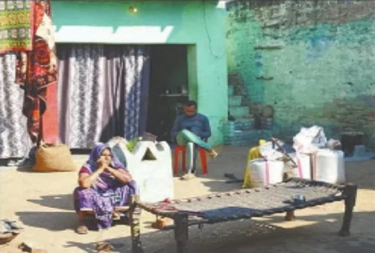 Hathras Case:चारों आरोपियों के घर रहा मातम जैसा माहौल, मीडियाकर्मियों ...