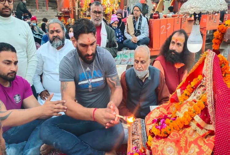 हरिद्वार पहुंचे अंतरराष्ट्रीय बास्केटबॉल खिलाड़ी सतनाम सिंह, हरकी पैड़ी ...
