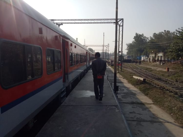 Lhb Rack Of Kashi-kevadiya New Train Reached Varanasi - Amar Ujala ...