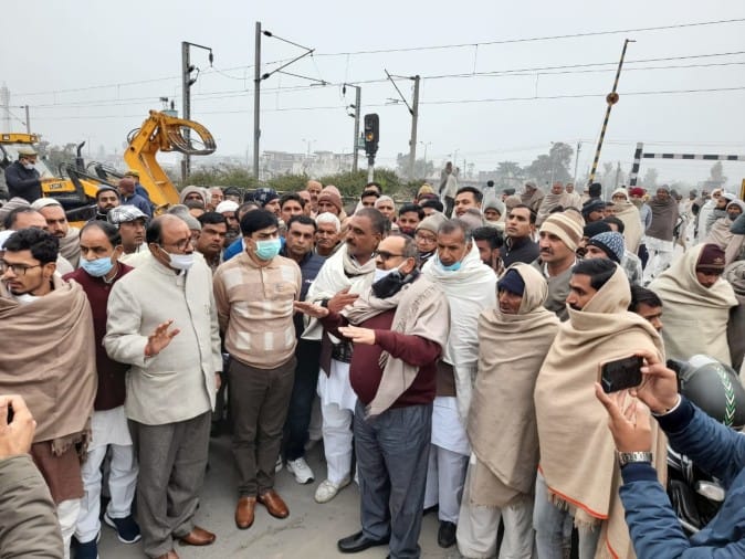 डीएम और सांसद ने सुनी अंडरपास का विरोध कर रहे ग्रामीणों का बात - Dm And ...