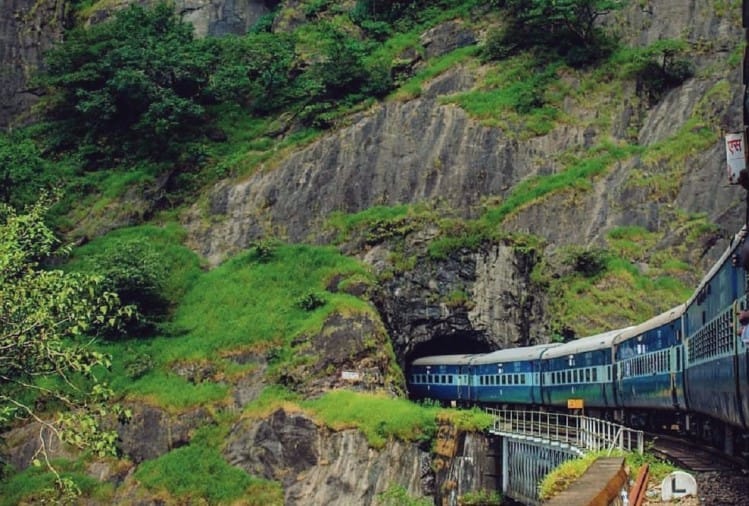 देश में जब यहां गुजरती हैं ट्रेनें, तो खूबसूरती देख मुंह से निकलता है ...