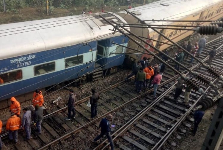 झटके से पटरी से उतर गई शहीद एक्सप्रेस, नींद में थे यात्री, बोगियों को ...
