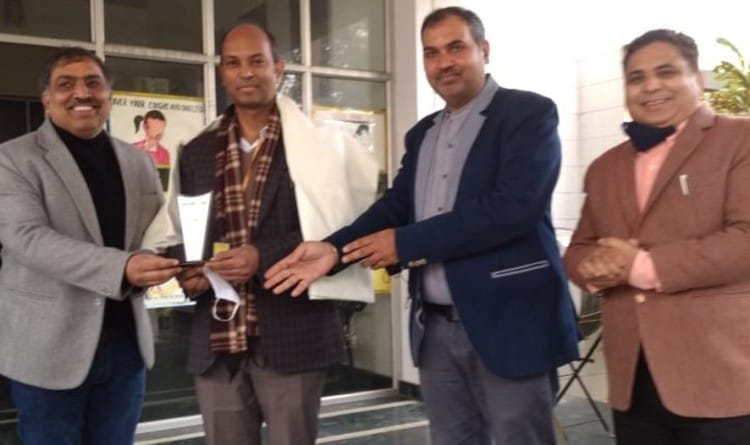 Cultural Programs With Flag Hoisting - Bijnor News - शिक्षण संस्थाओं ...