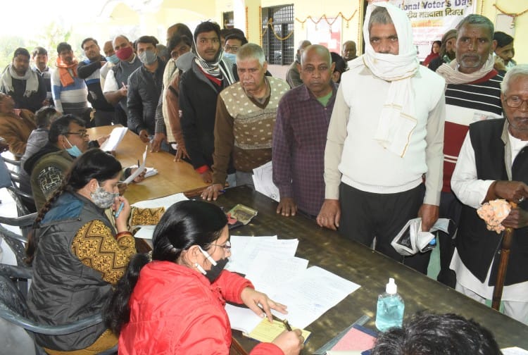 हमरी जमीन पर हुई रहा कब्जा, लेखपाल सुनत नाहीं - Police - Unnao News