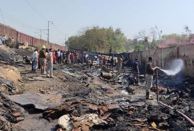 वाराणसी:आग से झुग्गियों में लगी भीषण आग, लाखों का सामान और बछड़ा जलकर ...