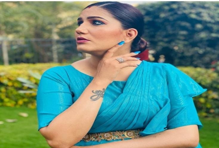 सपना चौधरी का लेटेस्ट फोटोशूट सोशल मीडिया पर तेजी से वायरल, साड़ी में ...