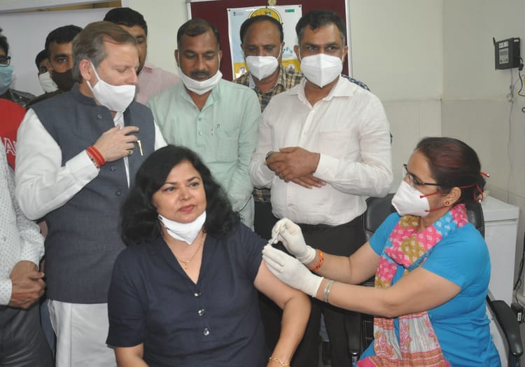Mp Dr. Arvind Sharma Got Vaccinated With His Wife - Rohtak News - सांसद ...