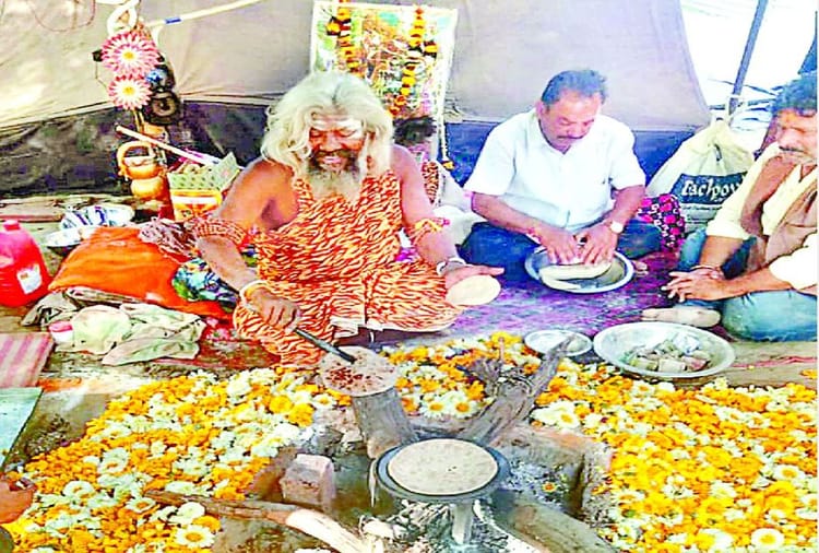 Mauni Baba Serve Food To Devotees In Vrindavan Kumbh Mela 2021 - Amar ...
