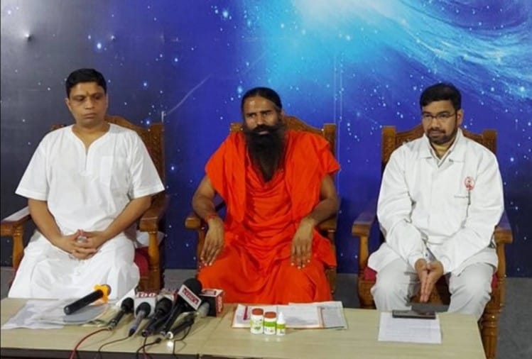 बाबा रामदेव:कभी स्कूटर से घर-घर जाकर बेचा करते थे दवाइयां और आज हैं ...