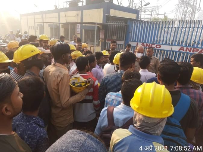 अनपरा लैंको परियोजना में हुए हादसे के बाद उमड़ी भीड़ - Crowd Crowd ...