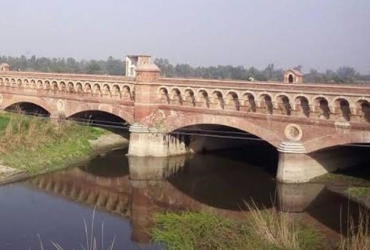 हमारो ब्रज:अजूबे से कम नहीं है झाल का पुल, इसके नीचे से नदी और ऊपर बहती ...