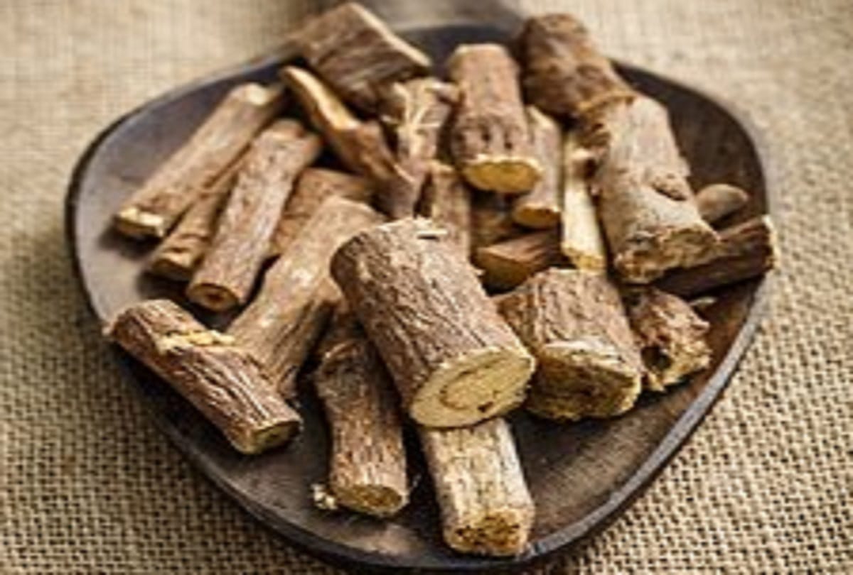 Mulethi Ke Fayde In Hindi Know How To Use Mulethi For Sore Throat And ...