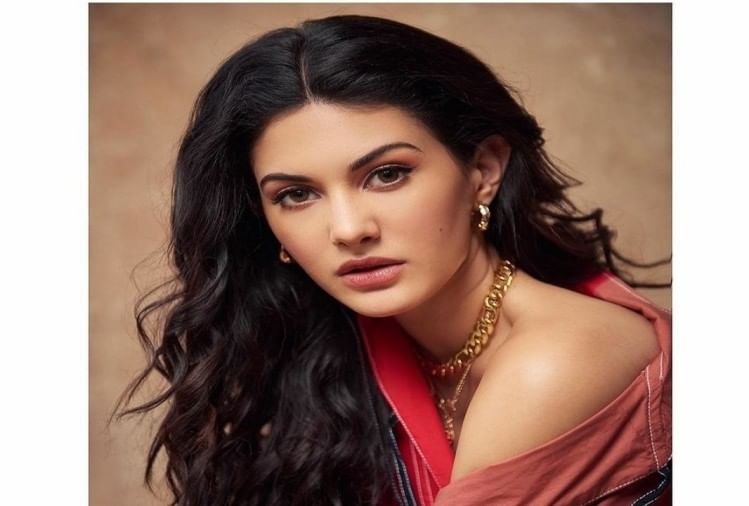 अमायरा दस्तूर का ब्राइडल लुक है बेहद खास, पहना है आकर्षक सा लिबास ...