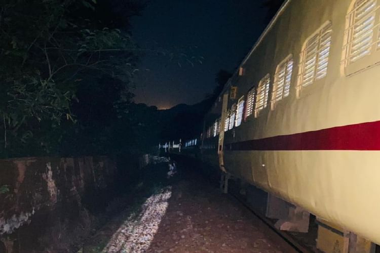 गोरखपुर:ट्रैक पर पेड़ गिरने से रातभर खड़ी रही चौरीचौरा एक्सप्रेस ...