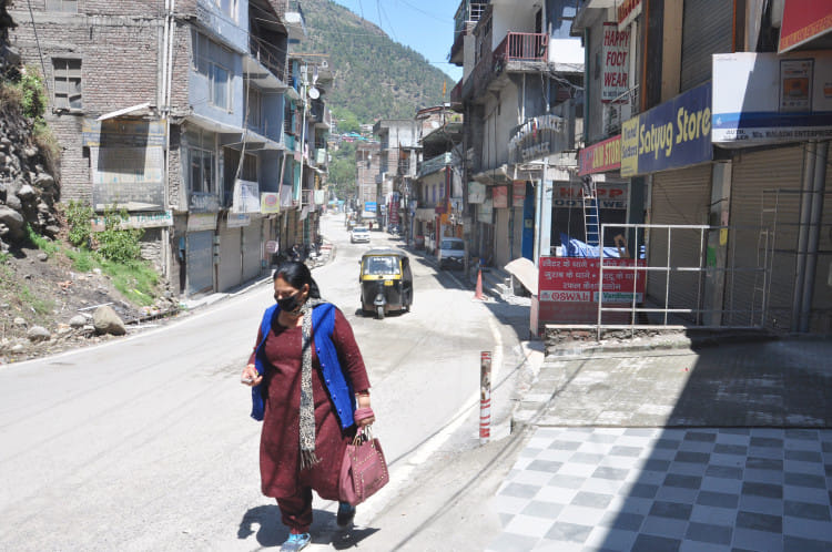कुल्लू में दिखा बंदिशों का असर, घरों में रहे बंद लोग - Impact Of ...