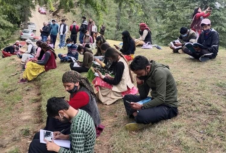 बीएसएनल का सिग्नल गुल, जंगल में पढ़ाई करने के लिए मजबूर हैं बच्चे ... बीएसएनल का सिग्नल गुल, जंगल में पढ़ाई करने के लिए मजबूर हैं बच्चे ...