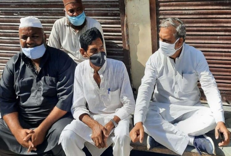 सहारनपुर :हैंडपंप उखाड़े जाने पर धरने पर बैठे कांग्रेस विधायक, हंगामा ...