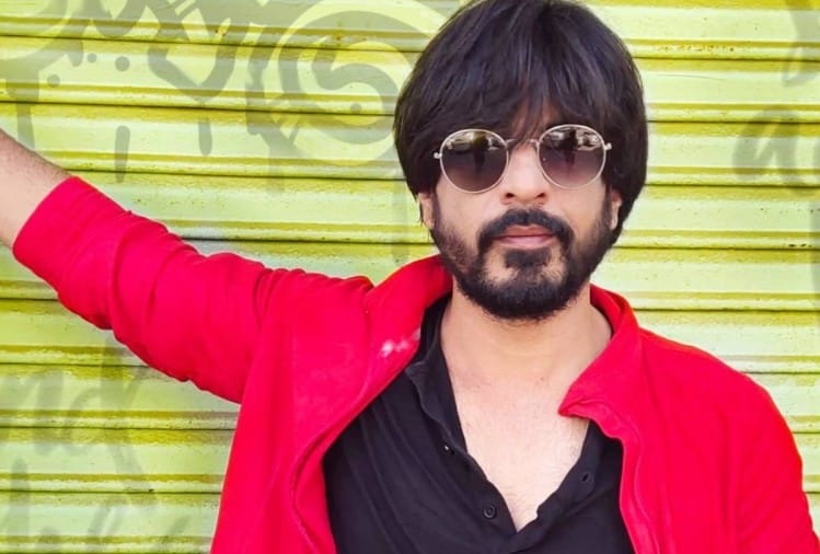 हमशक्ल:हूबहू शाहरुख खान की तरह दिखता है ये शख्स, नकल करके चलाता है घर - Ibrahim Qadri Looks A ...