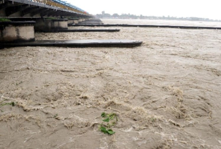 Flood : Family Living On A Island In Midst Of Ganga River Refused To Come Out From Flood In ...
