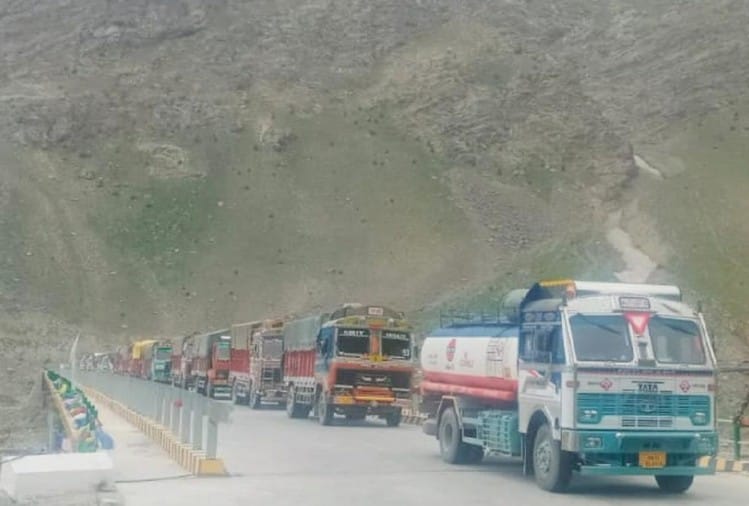 भूस्खलन से साढ़े सात घंटे बंद रहा मनाली-लेह मार्ग, धर्मशाला में झमाझम बारिश - Himachal Weather ...