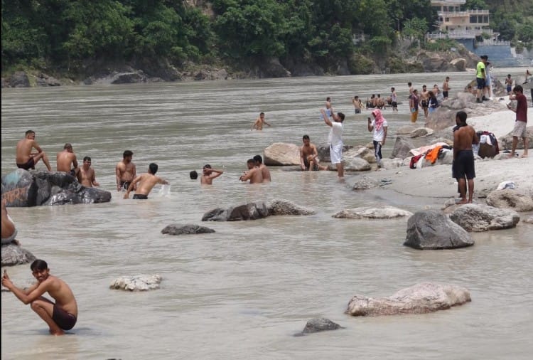 ऋषिकेश:जान पर भारी पड़ रहा गंगा की लहरों में रोमांच, हादसों से सबक नहीं ले रहे पर्यटक, तस्वीरें ...